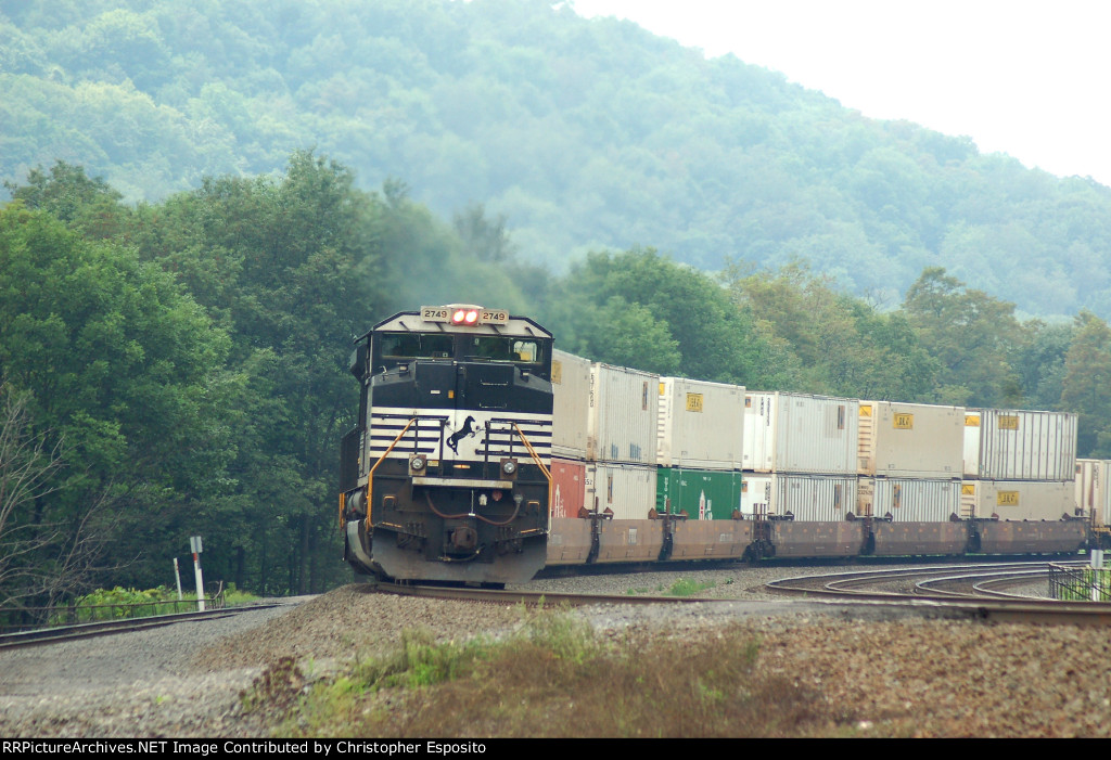 NS SD70M-2 2749 leads 20E